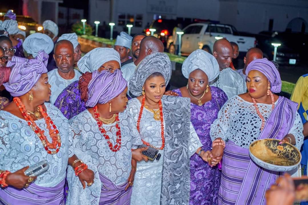 Photos:Ooni Formally Receives Queen Opeoluwa Elizabeth As Palace ...