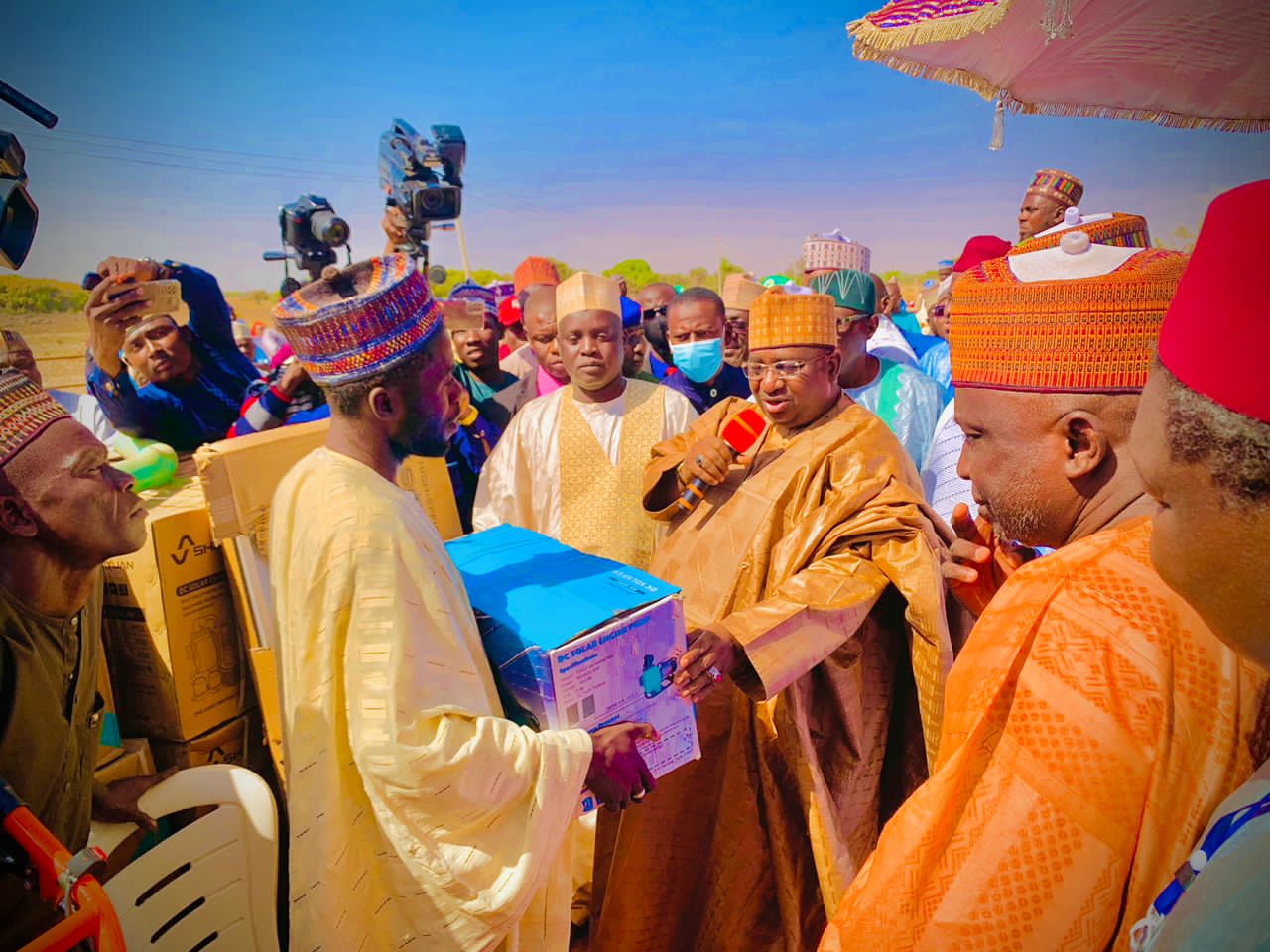 Kyari, Idris Launch 12,000 Solar Water Pumps, 20,000 CNG Water Pumps In ...